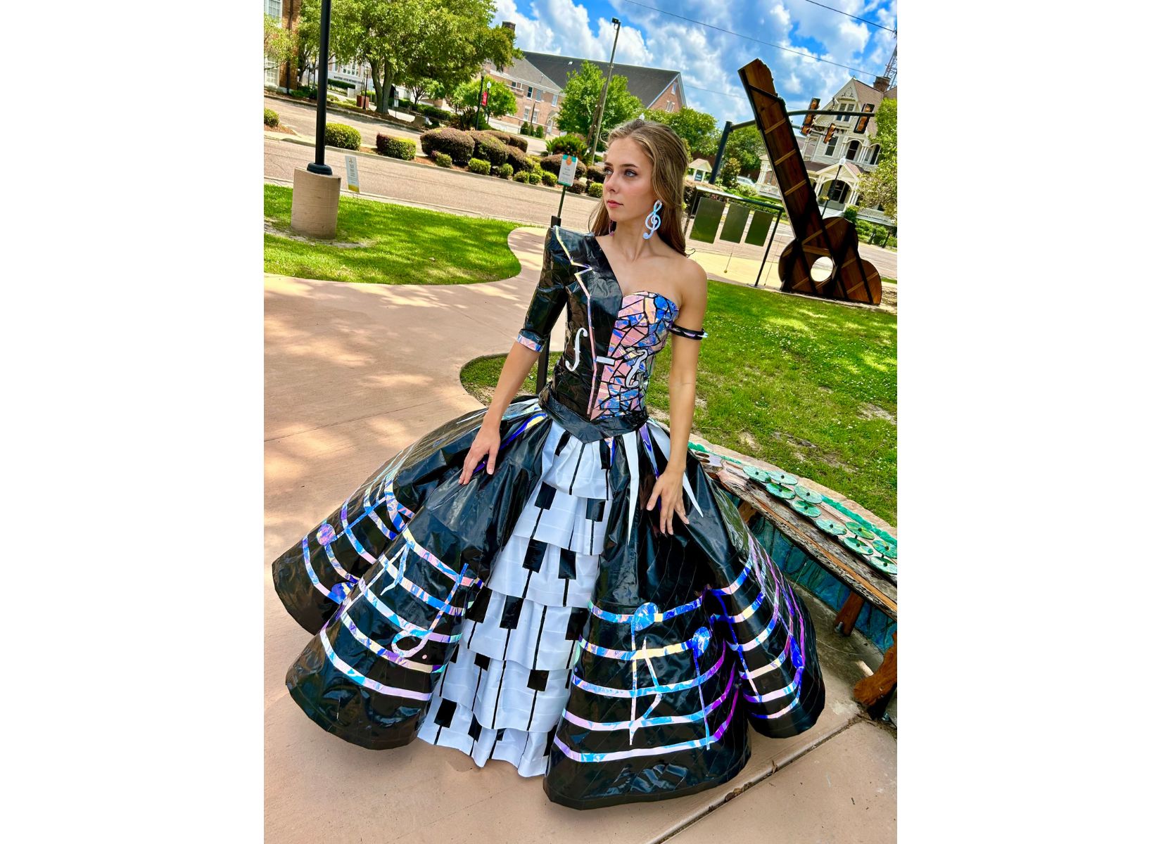 Mississippi teen uses 14 rolls of Duck Tape to make prom dress, places ...