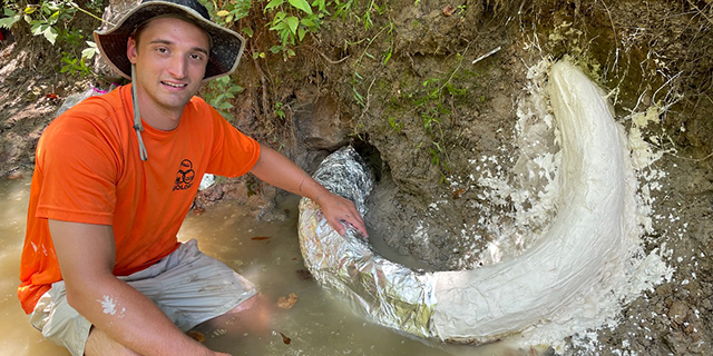 Fossil collector unearths from Mississippi mud 600 pound rare mammoth ...